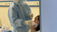 医生将医用棉签塞入鼻孔,采取样本进行检测,这就是“核酸检测”的...