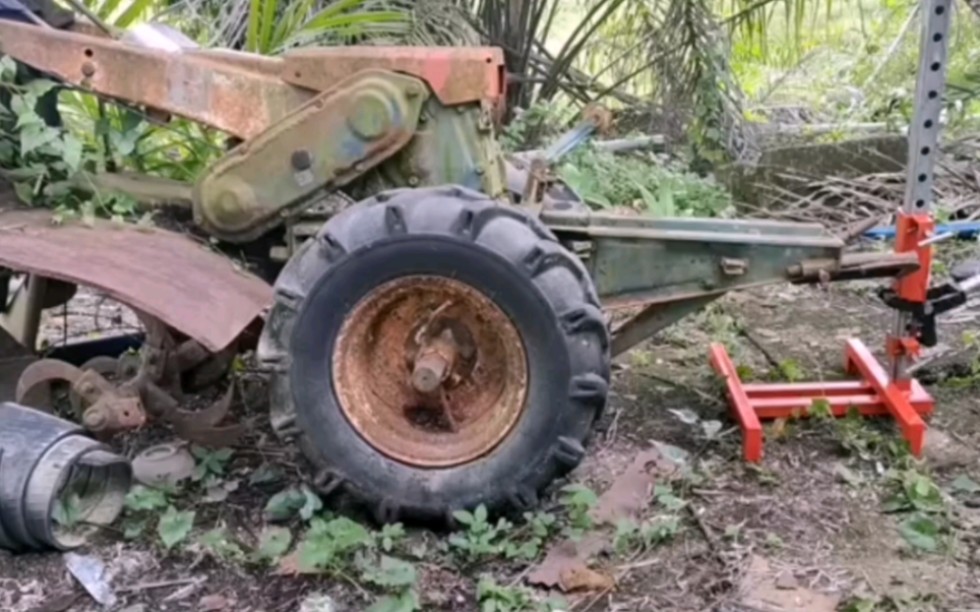 小伙利用简单的材料制作出一款实用的千斤顶,操作简单,升降自如