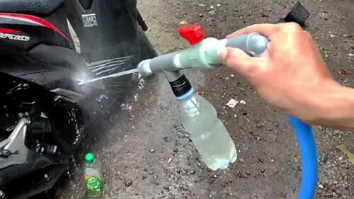 小伙用塑料瓶和pvc管组装出能喷洒泡沫剂的高压水枪真是太牛了