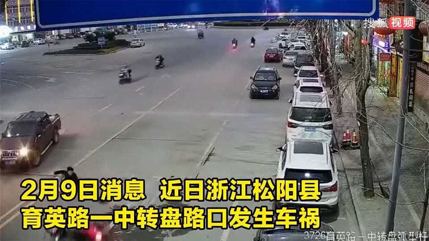 汽车司机全责!监拍:汽车转弯不让直行撞翻电动车 街头火花四射