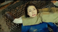 两个美女打架,穿蓝裙子的美女,这腿上的肌肉像牛一样!