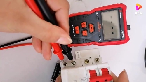 电工师傅讲解新款的数字万用表应该怎么使用?你学会了吗?