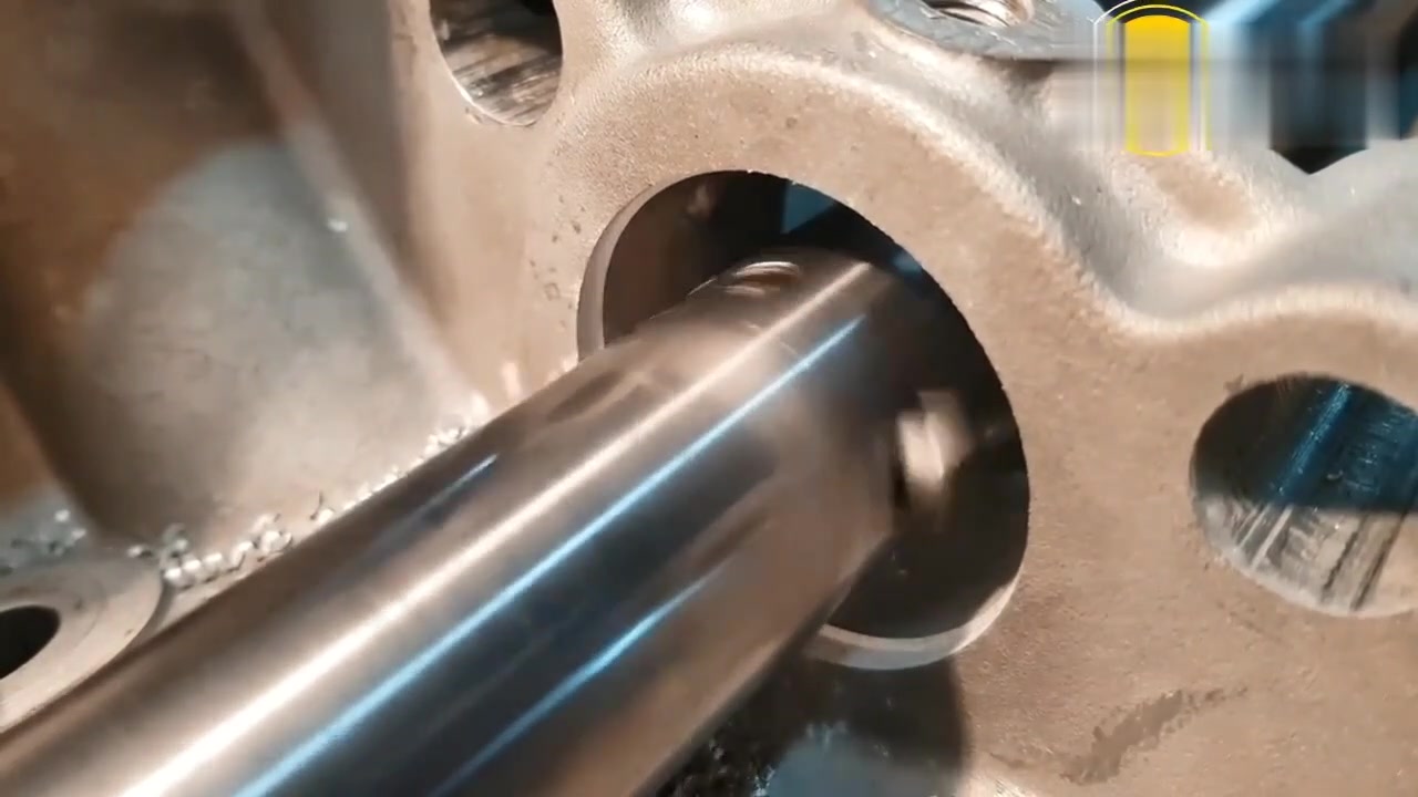 气缸盖和凸轮轴之间的钻孔加工,这种加工模式,头一次见!