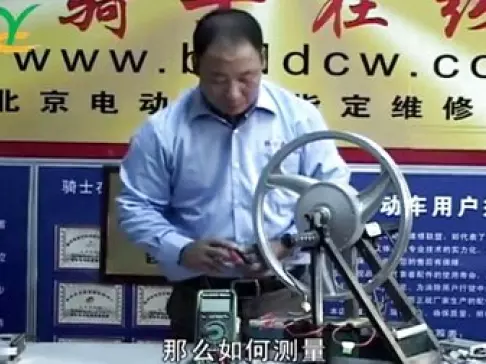 电动车维修教程-为什么有时数字万用表测量电池电压会显示负数?