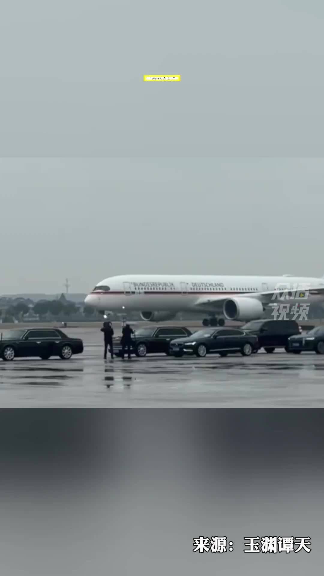 德国总理默茨抵达杭州,坐红旗、见中企