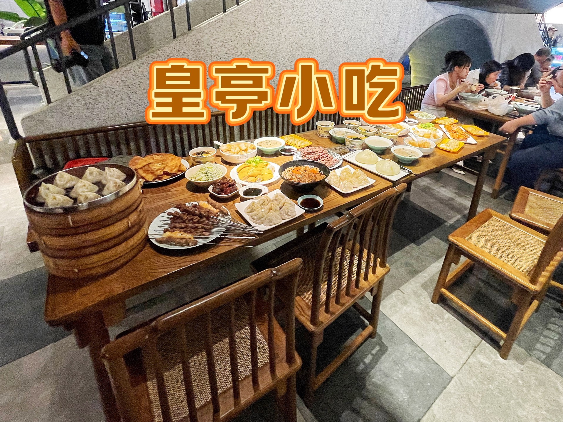 ...真人真帅啊!也不知道谁传的他吃了一百个小笼,我是亲眼目睹全过程...