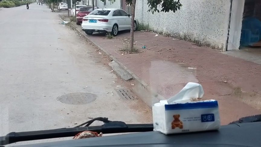 雨刷器刚刷两下就不动了,幸好没下雨,赶快去把它修理好。