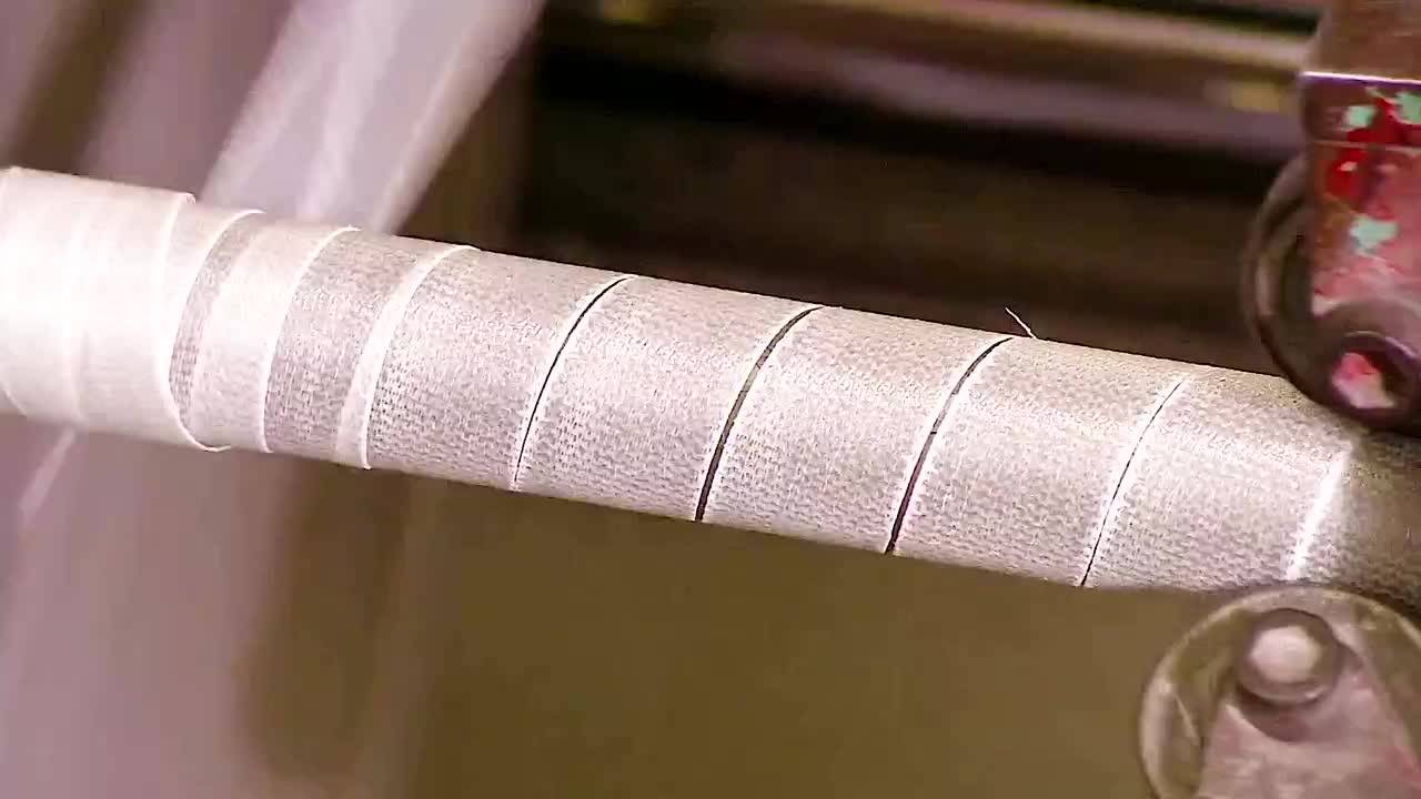 撑竿是如何制造的?先将玻璃纤维切成长条,再缠绕到空心钢管上