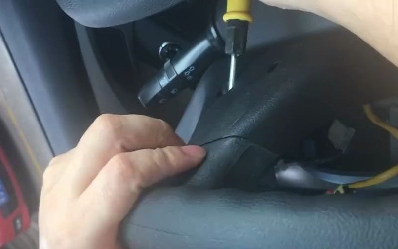 朗动多功能方向盘按键