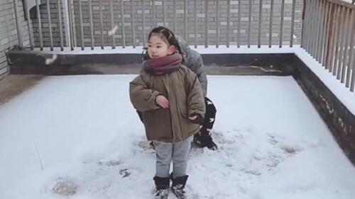 爸爸配合闺女模仿电影片段,这父女俩太有才了,画面很温馨啊!