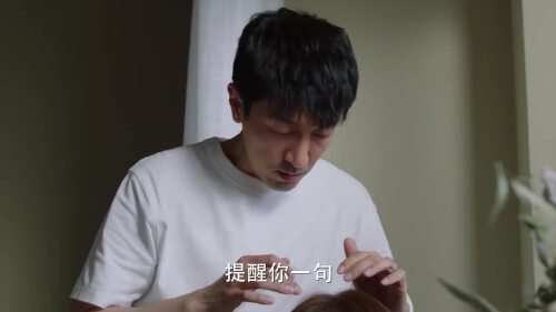 完美伴侣:丈夫伺候妻子出行,女儿抢着梳头被凶,下秒回怼犀利