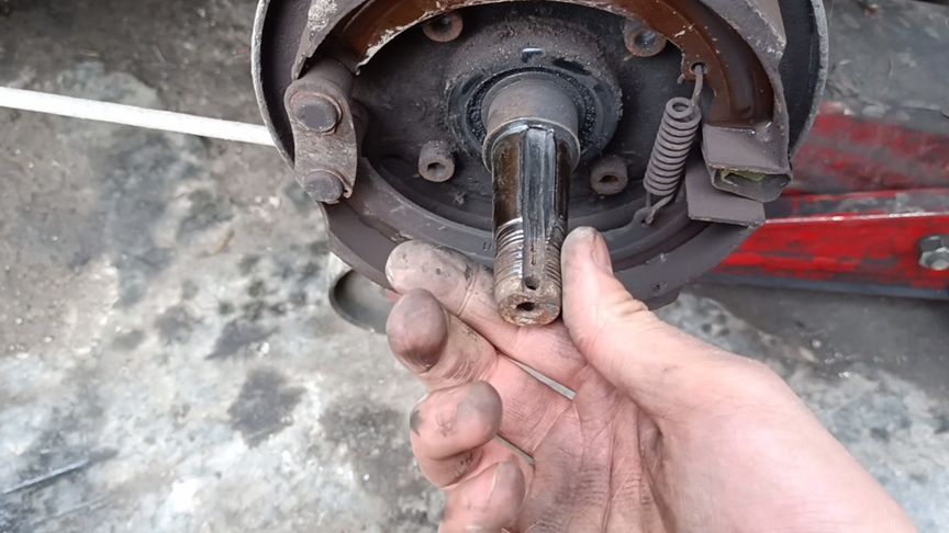 电动三轮车后轮左右摆动,看一下是什么问题