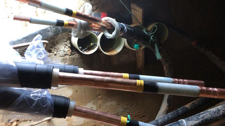 在电缆井恶劣的环境下,做中间接头。