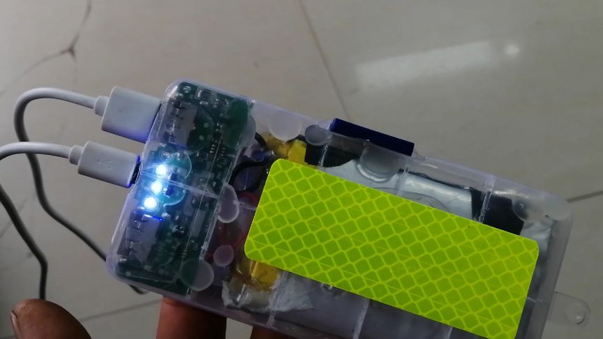 充电宝尽然自己给自己充电 到底是怎么回事