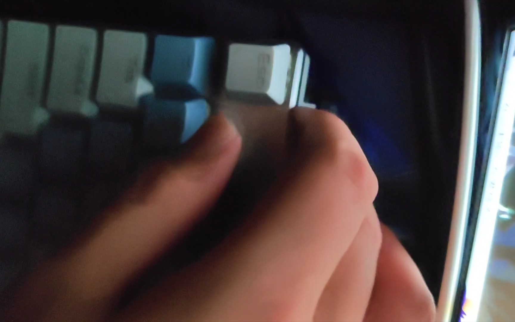 当你发现你的外接键盘,可以在不禁用笔记本键盘的情况下,就可以放到...