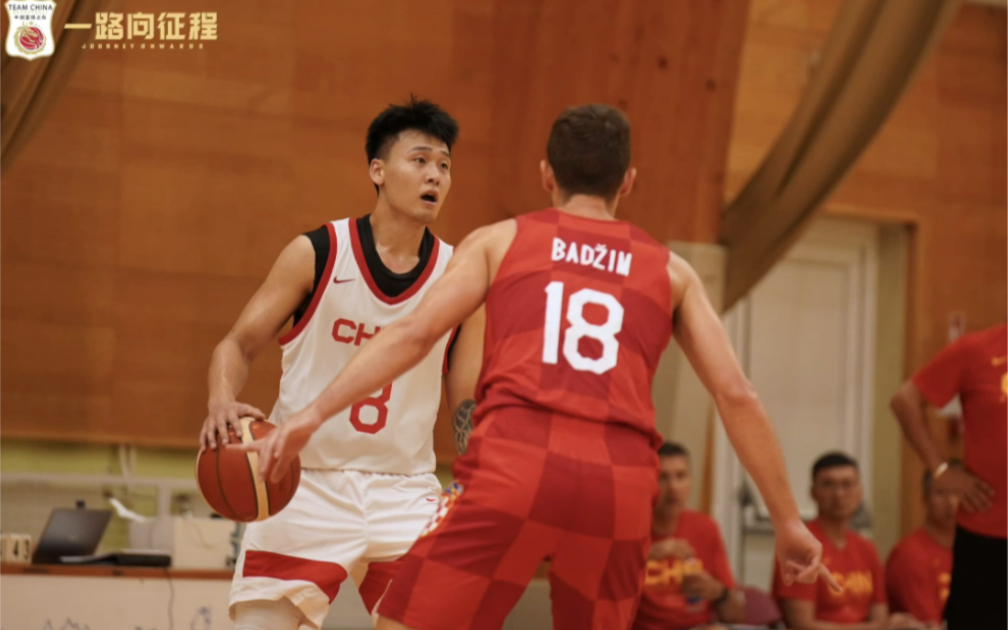 正在备战2023年篮球世界杯的中国男篮,在前往欧洲拉练的首场热身赛...