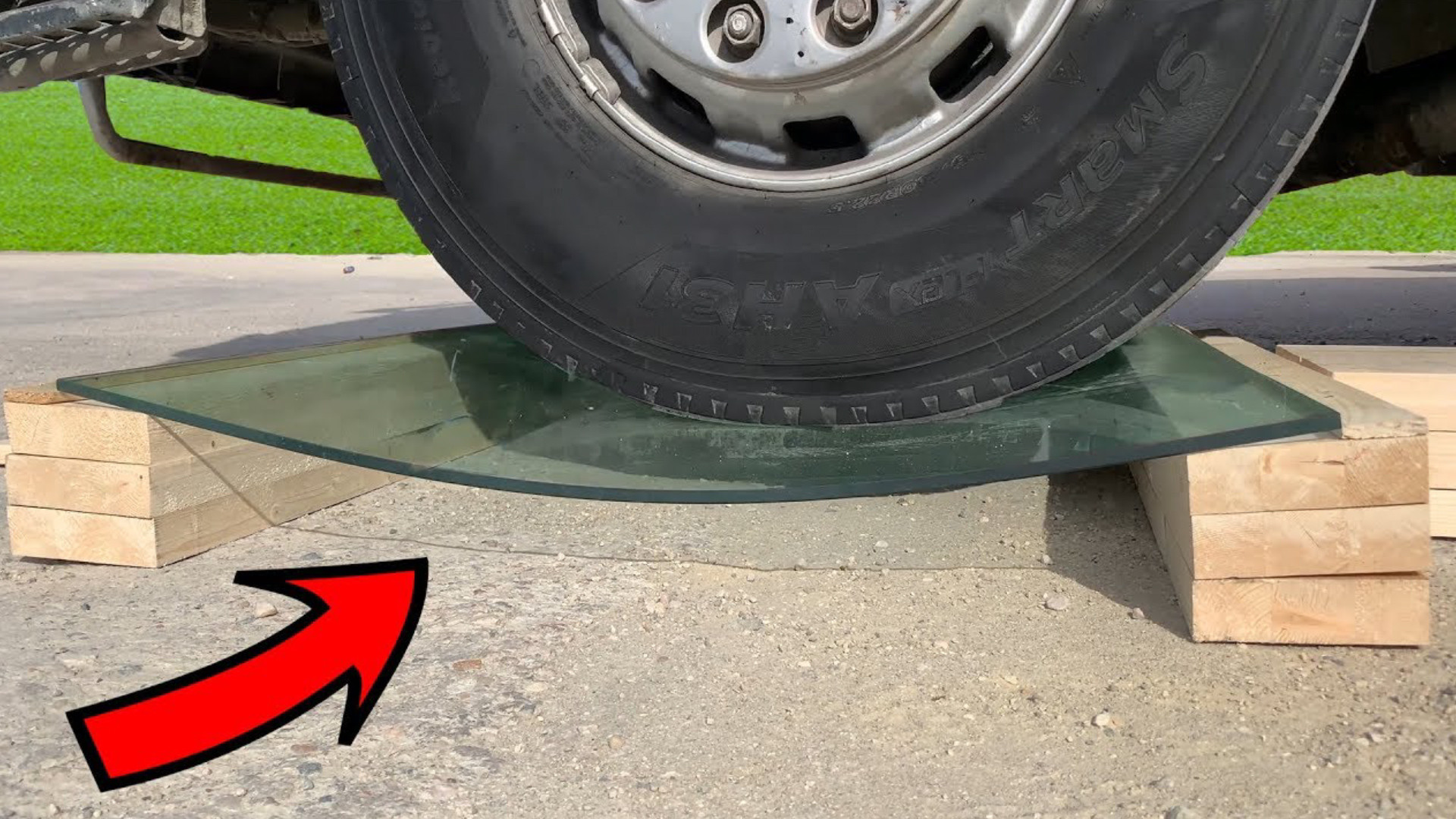 钢化玻璃承重能力有多强?7吨重的货车亲测,网友:不是中国的吧