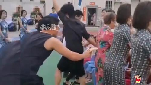 宝爸参加学校亲子活动,参与游戏引得围观家长爆笑,这家长就是带着...