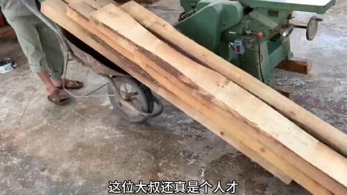 农村大叔真是太厉害了,纯手工给老丈人打造一座实木茶桌,成品实在太...