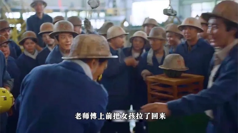 工厂为了测试安全帽的安全性,结果导致意外发生了!