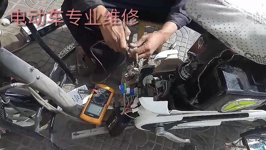 电动车有时走有时停这次停下就不走了哪里出问题?看师傅如何操作