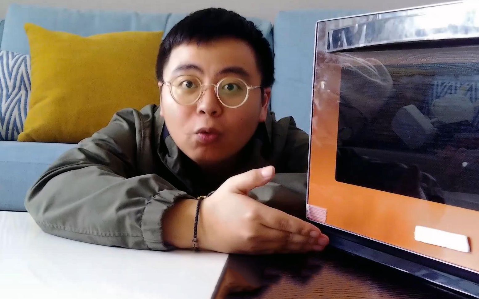 小伙第一次用微波炉煮泡面,品尝一口后才知道什么叫泡面