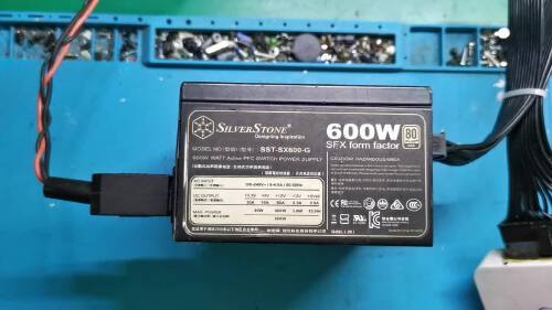 修银欣SFX600W电脑电源开机亮一下就灭没有33v电压输出