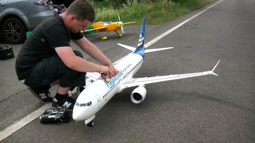 波音737 MAX 8 FREEWING AL37型电动客机模型两场飞行表演