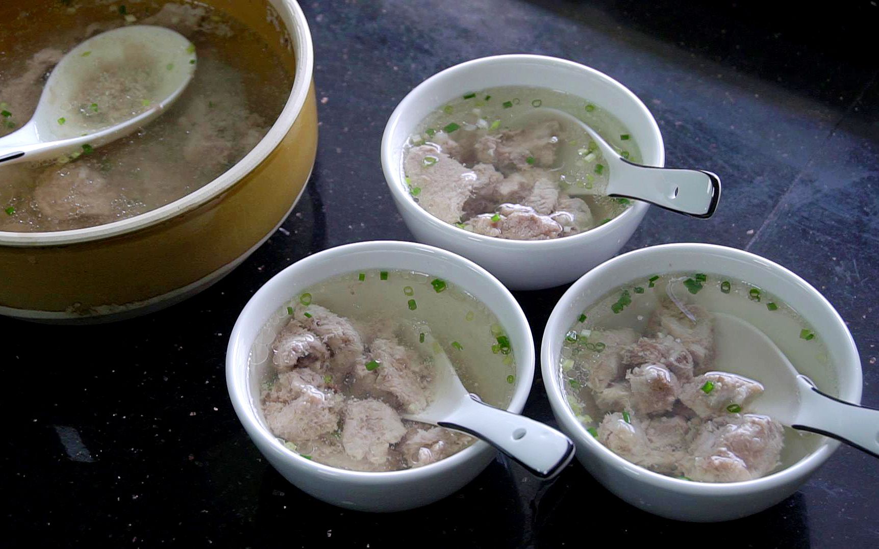 传统客家猪肉汤做法:教你在家做,3个细节,出锅汤清味鲜超好喝