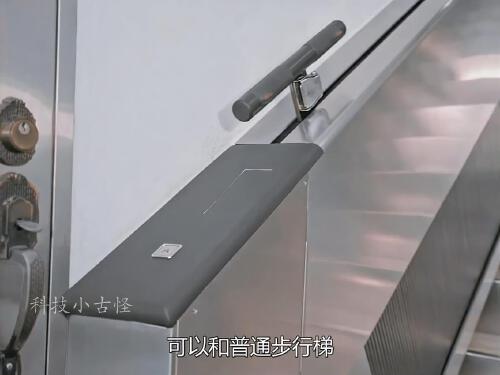 家里楼梯装上电动升降台,一站上去就能轻松上下,特别适合老小区翻新用