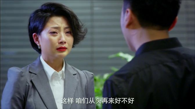 女子一直学不会传真复印,男子叹气女子就哭了!原因让人心疼!