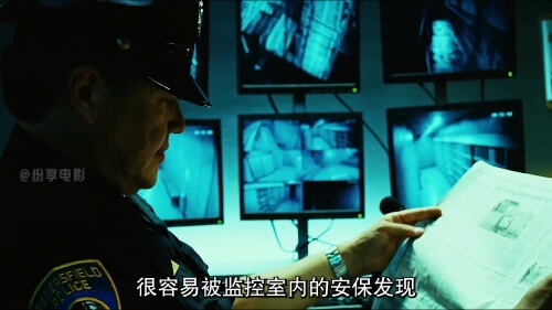 女人利用勺子和水杯制作计时器(高分电影)