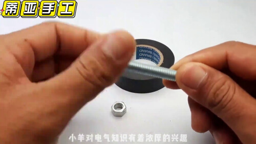 磁铁铁钉和铜线组合,改造成超级发电器,220v的电直接点亮大灯泡