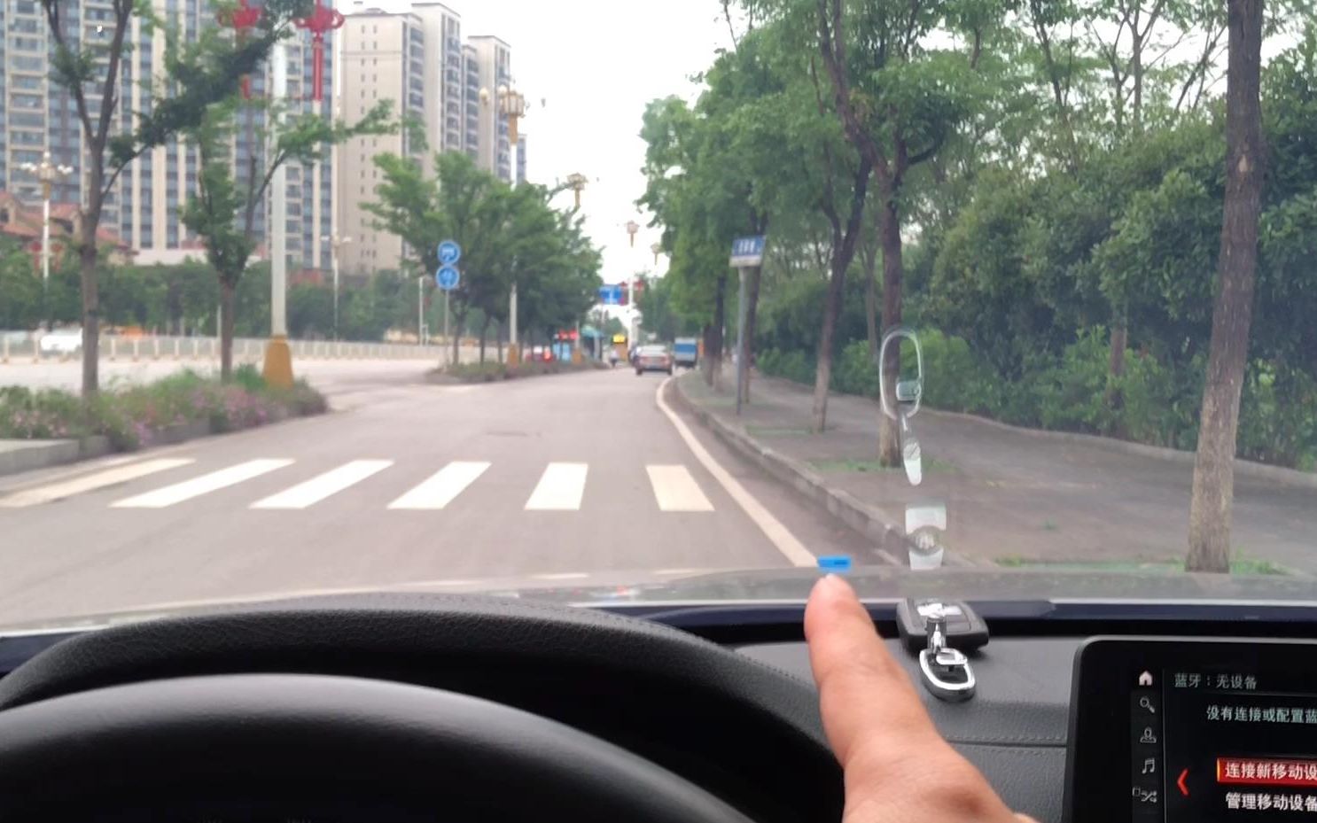 如何判断右侧车头位置,简单一招,新手司机再也不怕刮擦