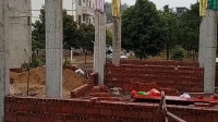 农村自建房施工现场,用石灰柱子来当主体结构,这样的房子结实吗?