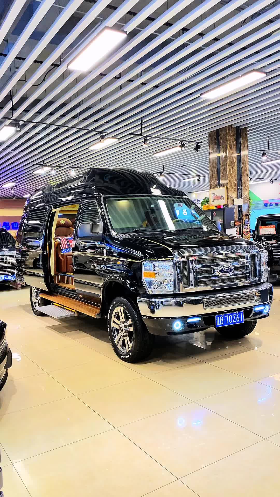 ...可以当做越野车使用!底盘非常干爽 原车标签全都在!电动侧滑门 电动...