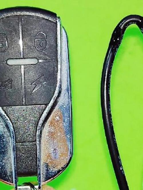 汽车钥匙没电了怎么办?不用换电池,教你用一根电线,让电量恢复