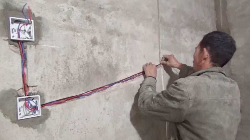 农村阿钦:叔叔给厨房装暗线,这种装法安全吗?大家进来帮看看