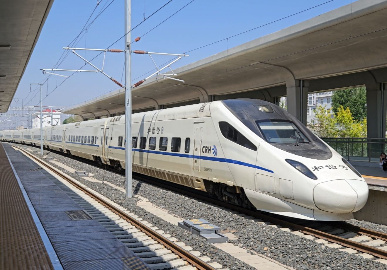 CRH5A动车组进京张高速铁路张家口站