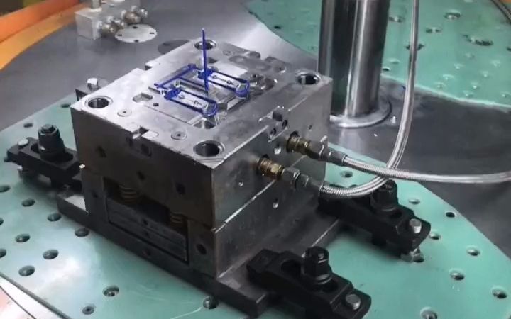 台富机械的高速立式转盘注塑机还可以做变速箱里的连接器,TFV3-120...