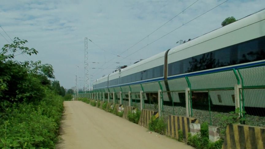 2013年5月 CRH1型动车组通过 一辆电动三轮车来抢镜