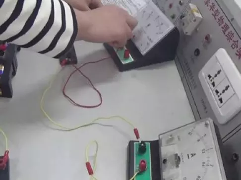 探究灯泡亮度与灯泡功率的关系