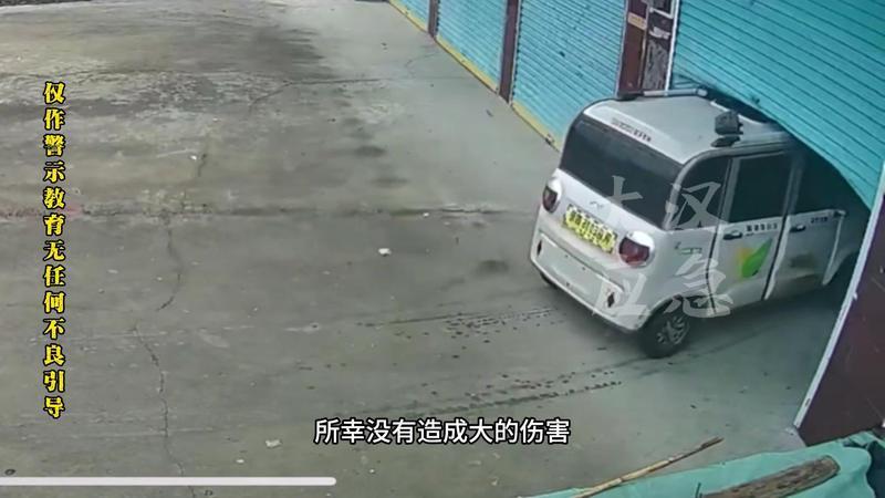 惊险一幕电动三轮车#事故