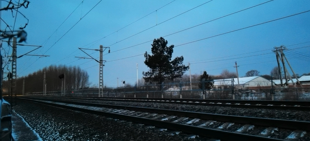 Z15次列车(北京-哈尔滨)达速通过长春市米沙子站(通过时间凌晨5:55)