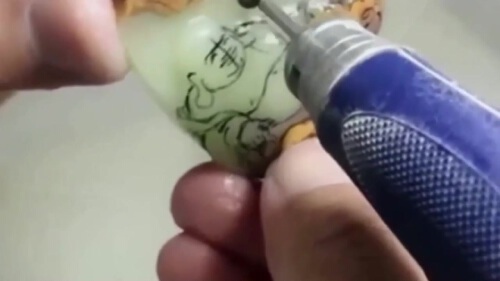 师傅这玉石雕刻是门技术活,没点功底的人是做不了的,而且还得心细