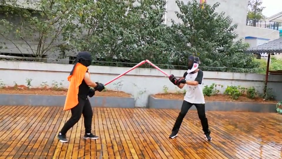 小明使用最新出产的海绵欧剑,吊打新人