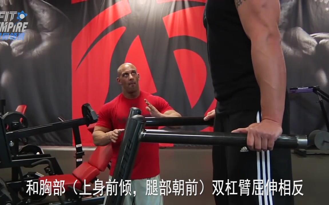 健身新花样,Thibaudeau教你用西部牛仔决斗的姿势,做双杠臂屈伸!