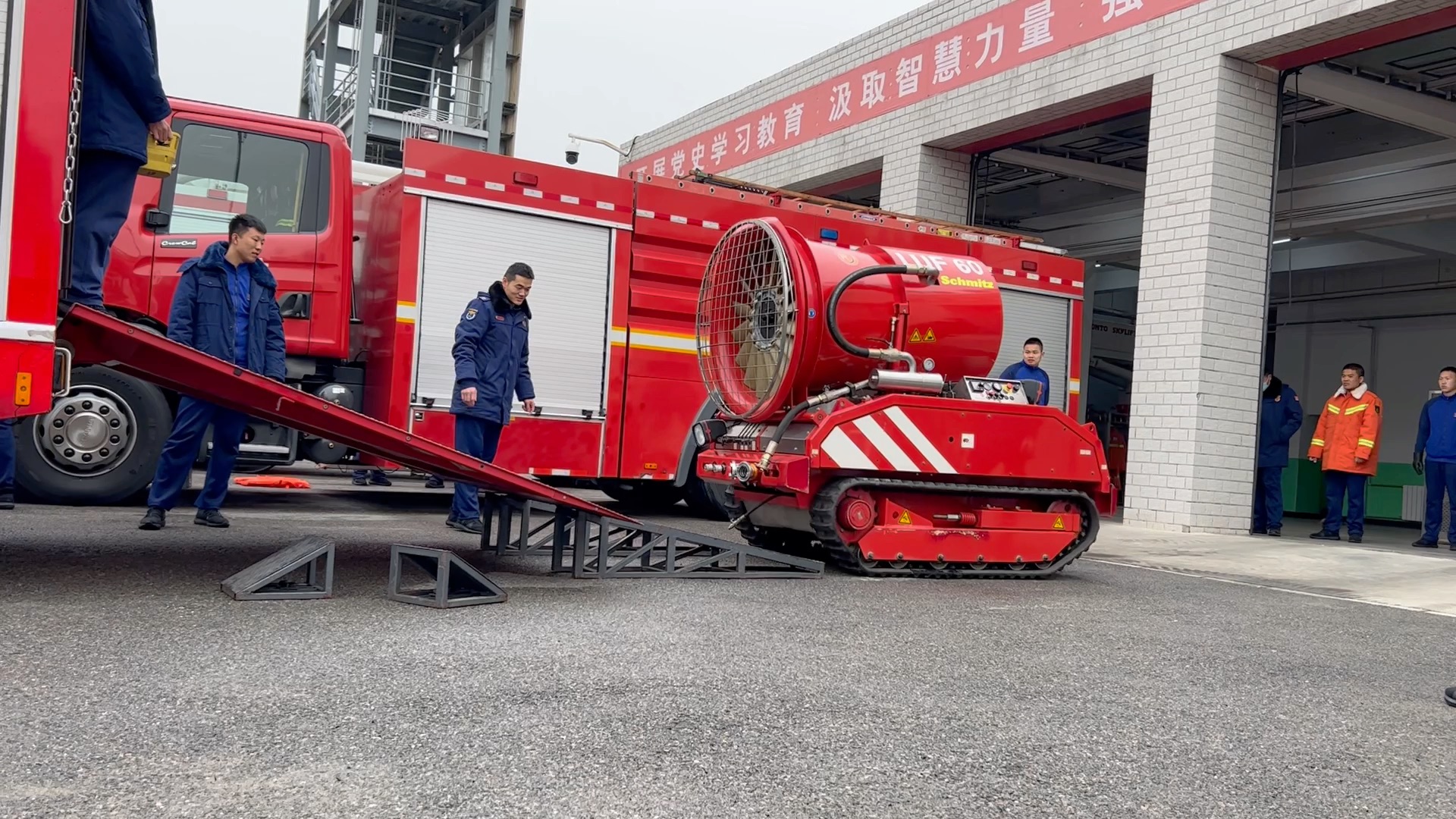 周末参观消防车遇到了消防远程移动支援机