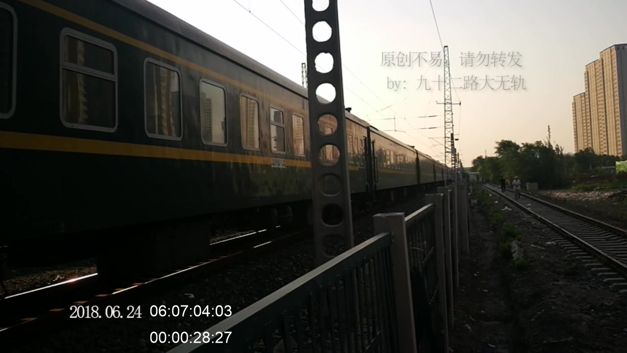 清晨的津山铁道k145公里,通化至青岛的k972次客运火车,接近天津火车站