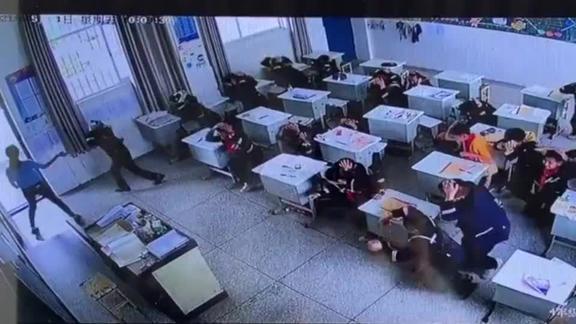 大理一学校地震前进行防震演练 监控拍下老师淡定指挥学生疏散